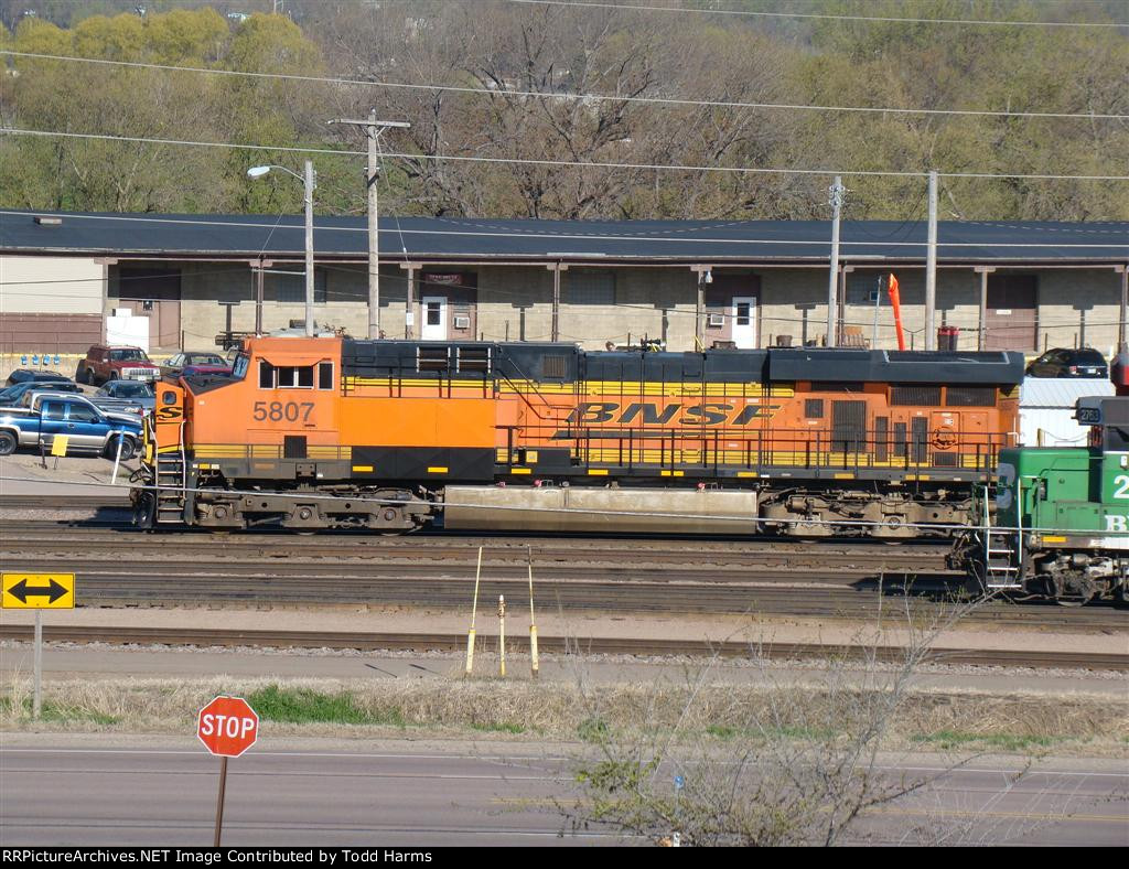 BNSF 5807